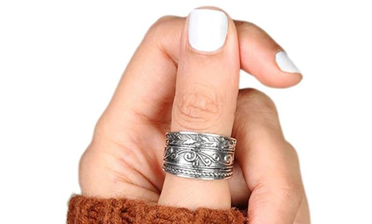 Four Ways To Style Your Thumb Rings